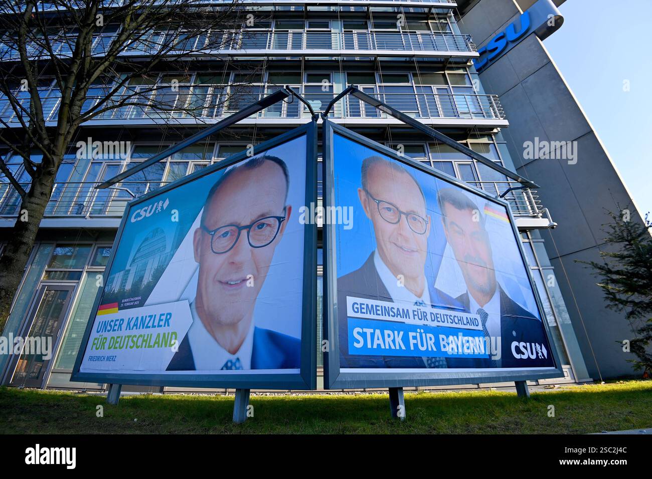 Wahlplakat der CDU CSU zur Bundestagswahl 2025 vor der CSU ...