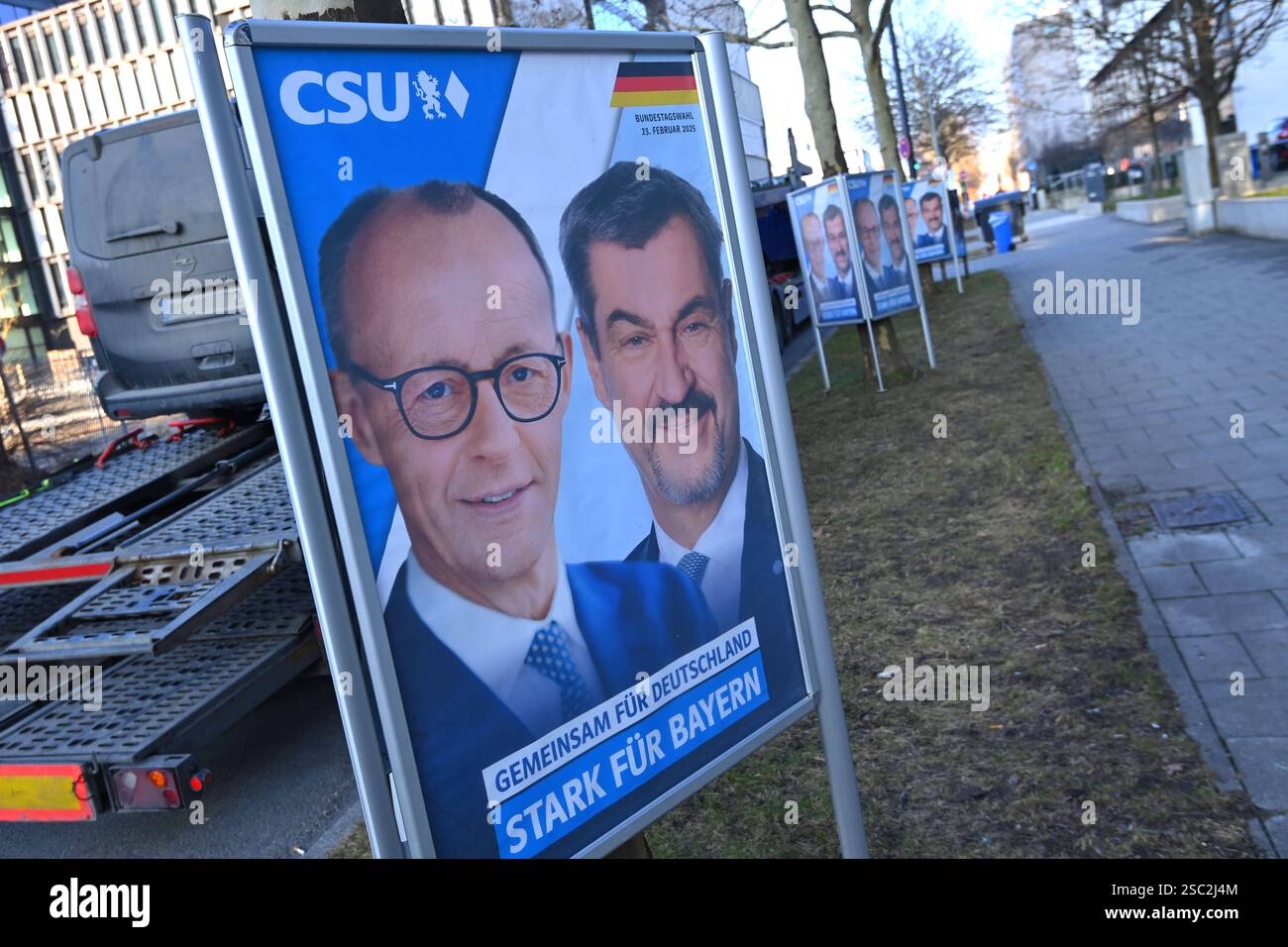 Wahlplakat der CDU CSU zur Bundestagswahl 2025 vor der CSU ...