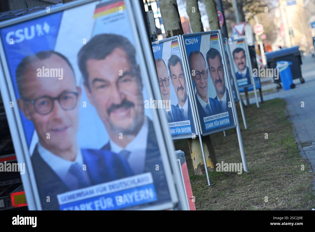Wahlplakat der CDU CSU zur Bundestagswahl 2025 vor der CSU ...