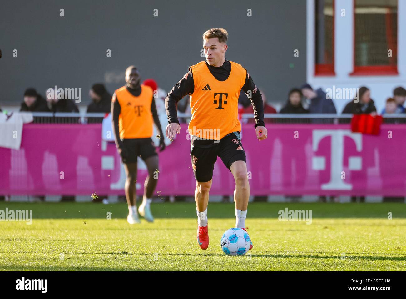 Joshua Kimmich (FC Bayern Muenchen, #06) mit Ball beim Training, GER ...