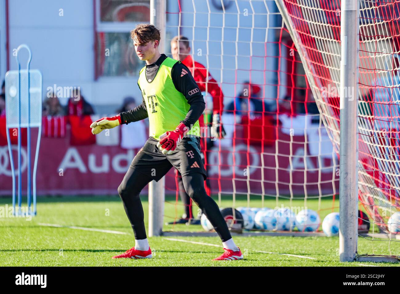 Jonas Urbig (FC Bayern Muenchen, #40) beim Training, GER, Oeffentliches ...