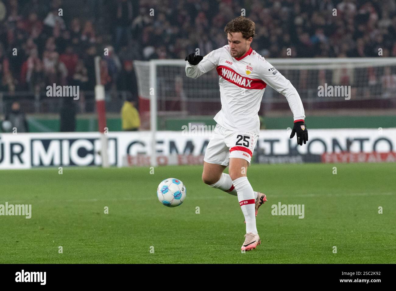 Jacob Bruun Larsen (VfB Stuttgart, #25) GER, VfB Stuttgart vs. FC ...