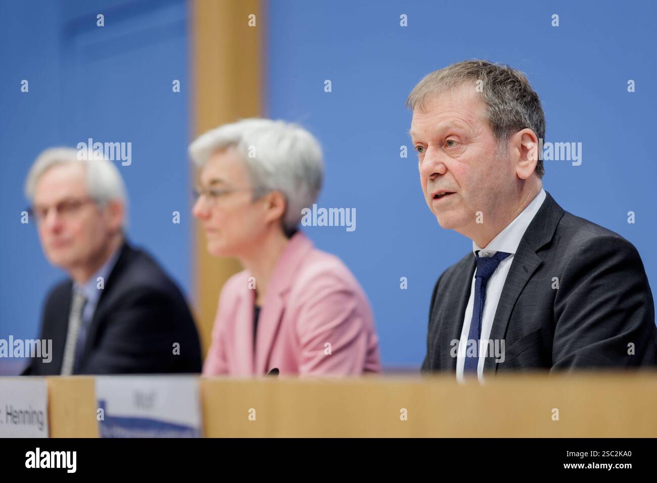 v.r.n.l. Hans-Martin Henning, Vorsitzender Expertenrat fuer Klimafragen ...