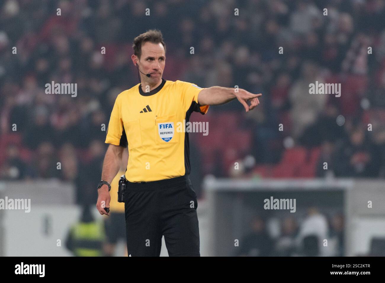 Schiedsrichter Sascha Stegemann, GER, VfB Stuttgart vs. FC Augsburg ...