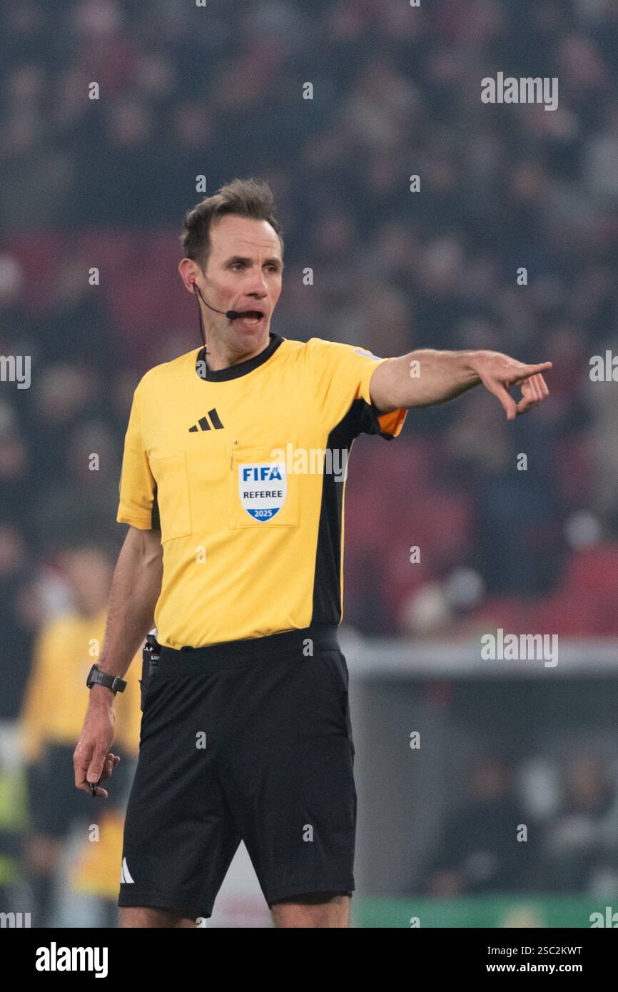 Schiedsrichter Sascha Stegemann, GER, VfB Stuttgart vs. FC Augsburg ...