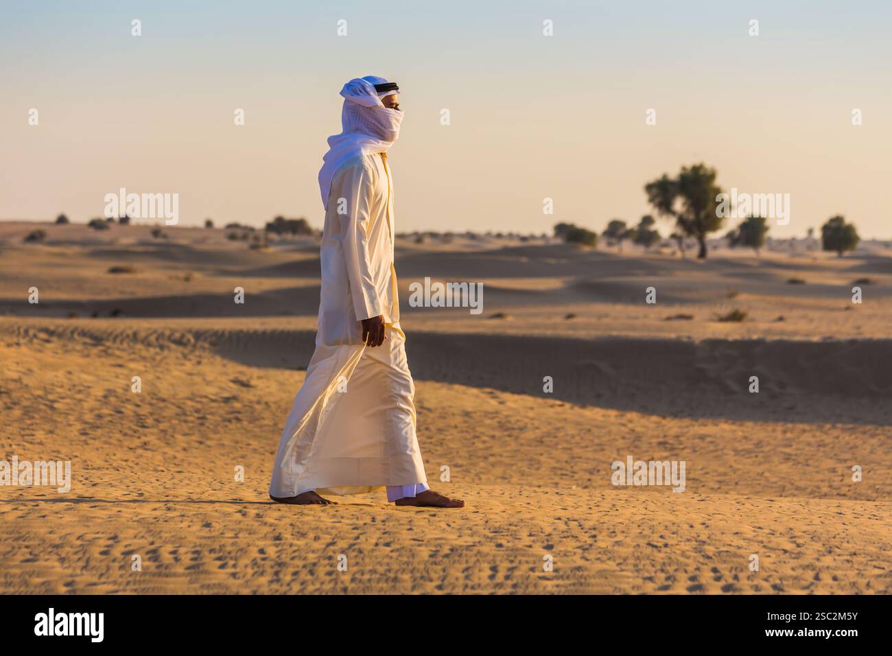 Arab in the Arabian desert on a hot sunny day Stock Photo - Alamy