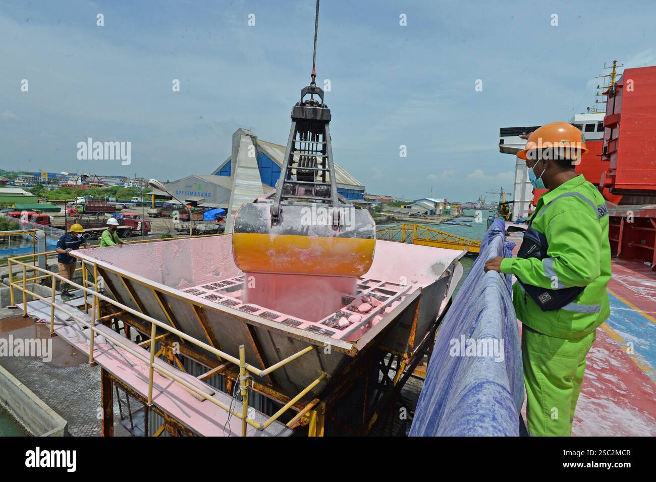 Semarang, Semarang, Jawa Tengah. 4th Feb, 2025. Workers supervise the ...