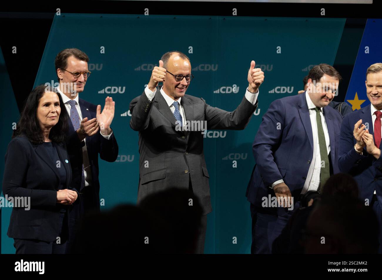 CDU Wahlkampf Tour mit Friedrich Merz in Bonn - 04.02.2025 Daumen hoch: Politikerin Elisabeth ...