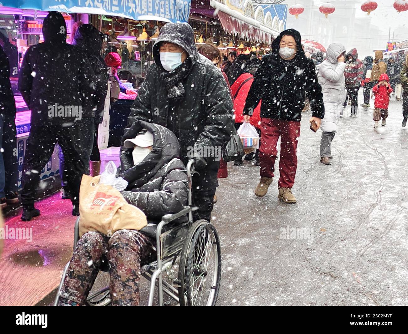 A snowfall hits Dalian City, northeast China's Liaoning Province, 27 ...