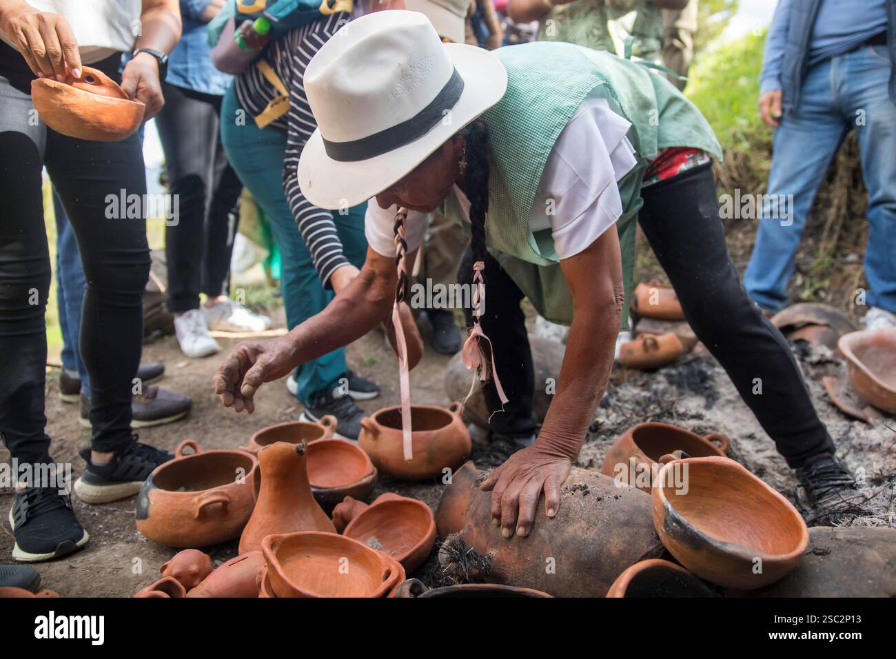 María Isabel García, one of the last artisans of the Tuaté pottery ...