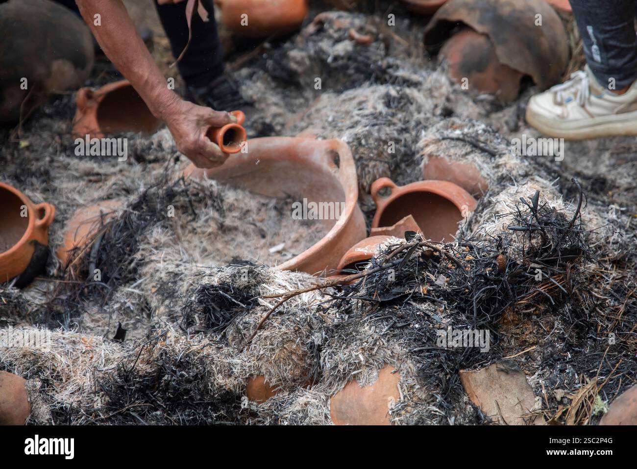 María Isabel García, one of the last artisans of the Tuaté pottery ...