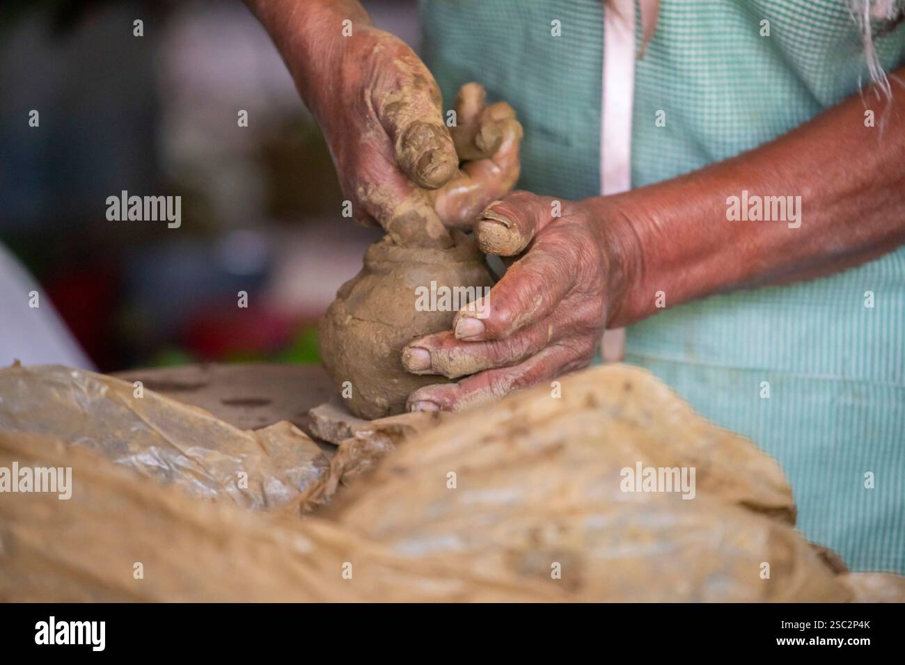María Isabel García, one of the last artisans of the Tuaté pottery ...