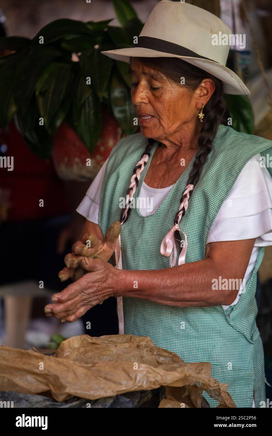 María Isabel García, one of the last artisans of the Tuaté pottery ...