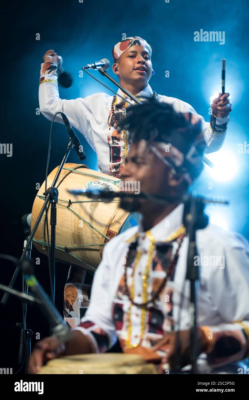 De Mar y Rio traditional music group from the Colombian Pacific ...
