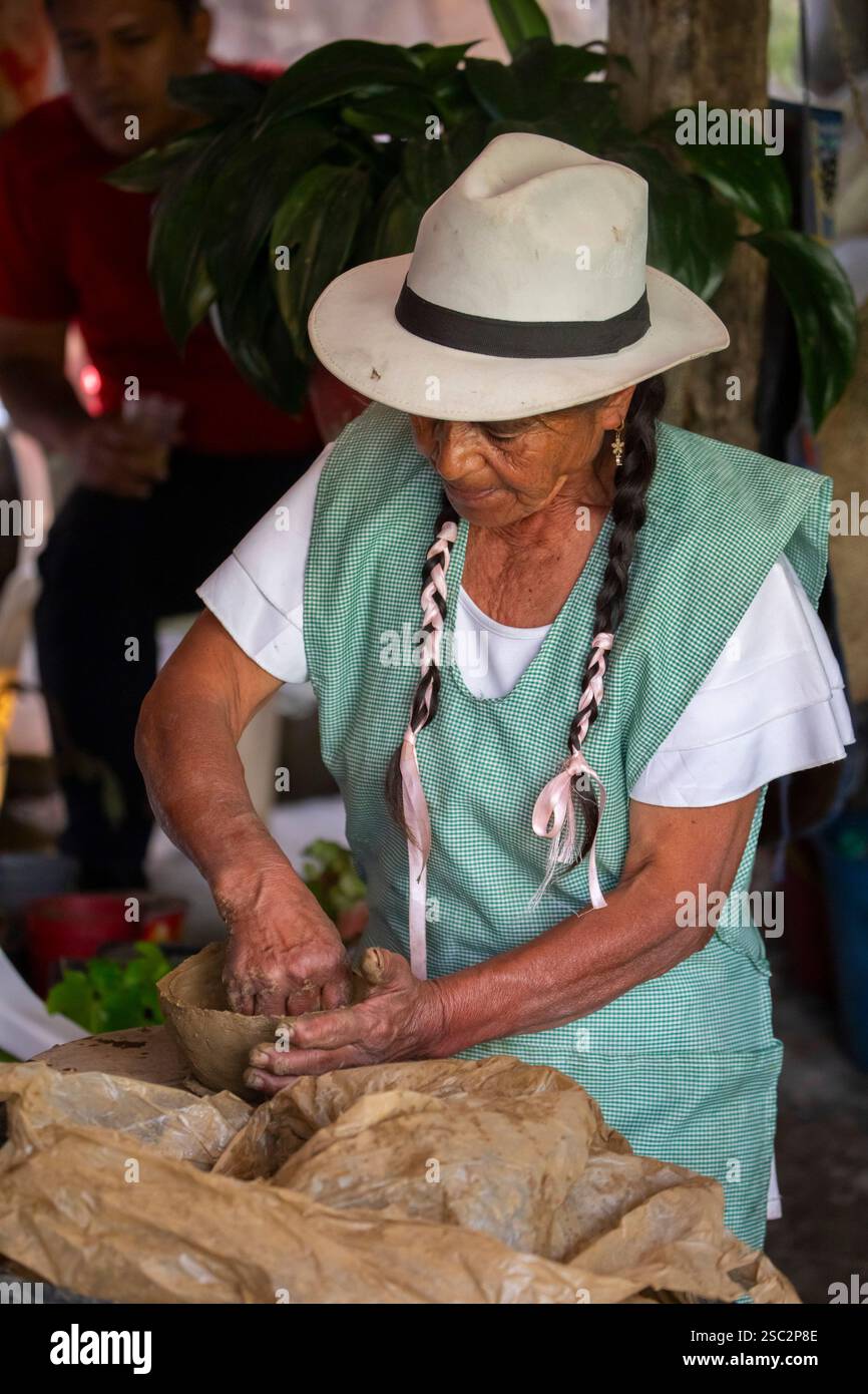 María Isabel García, one of the last artisans of the Tuaté pottery ...