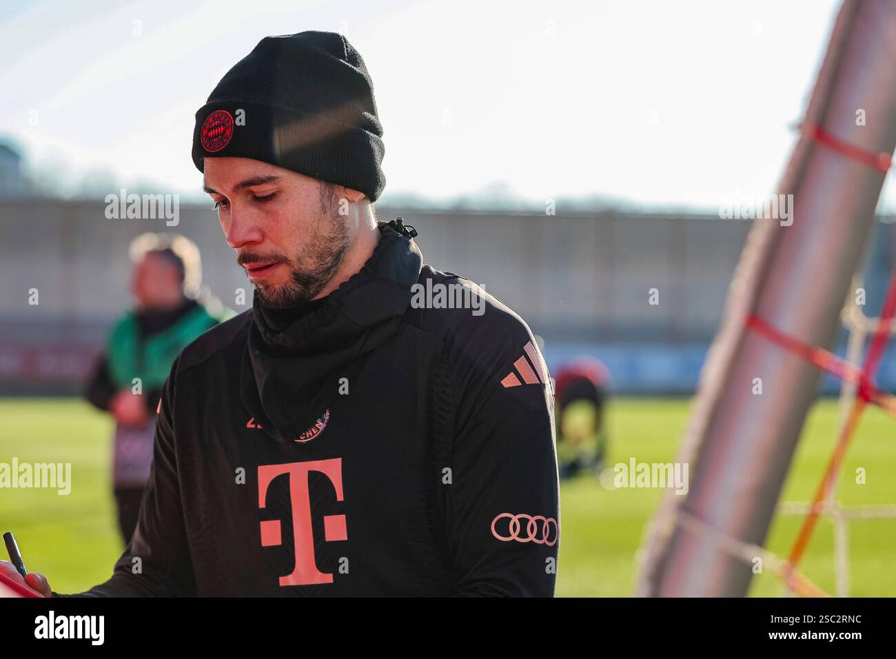 Muenchen, Deutschland. 04th Feb, 2025. Raphael Guerreiro (FC Bayern ...