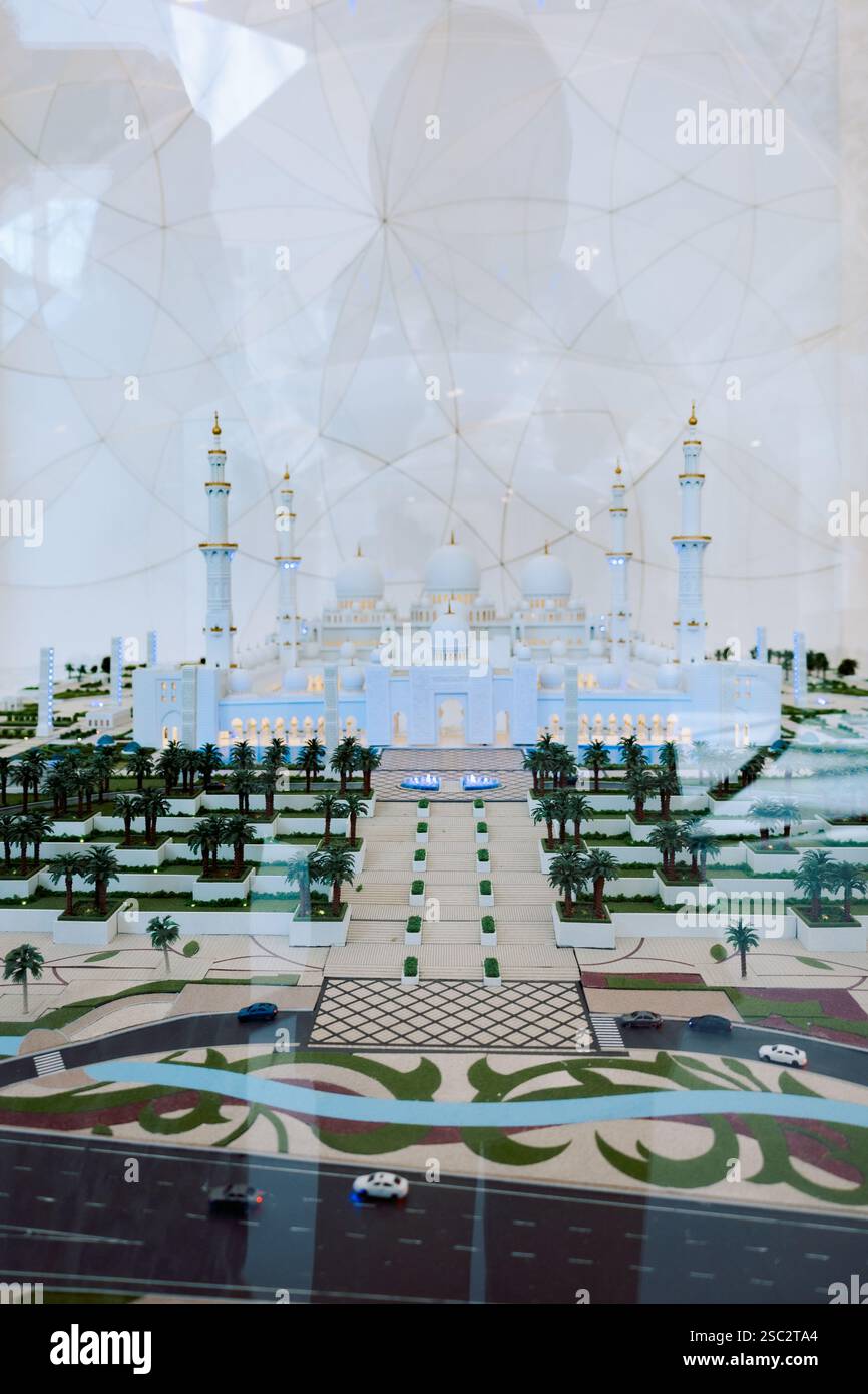 Entrance to Sheikh Zayed Grand Mosque in Abu Dhabi. Interior of hall ...