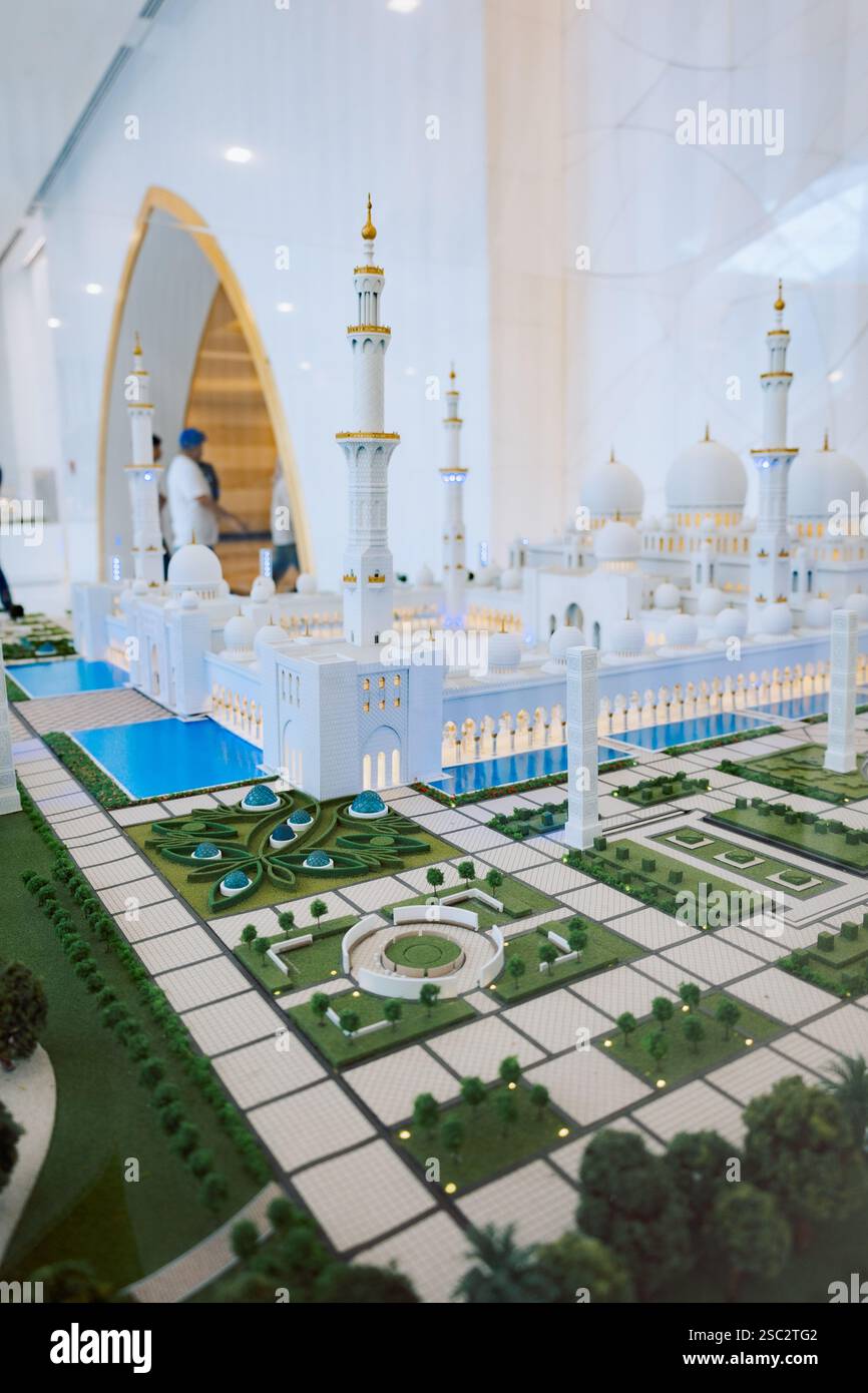 Entrance to Sheikh Zayed Grand Mosque in Abu Dhabi. Interior of hall ...