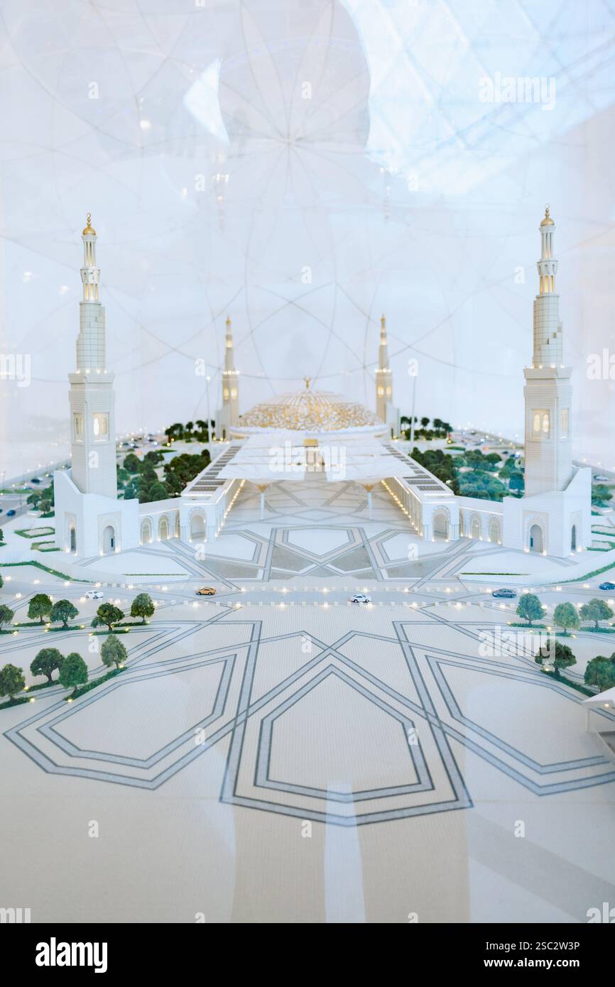Entrance to Sheikh Zayed Grand Mosque in Abu Dhabi. Interior of hall ...