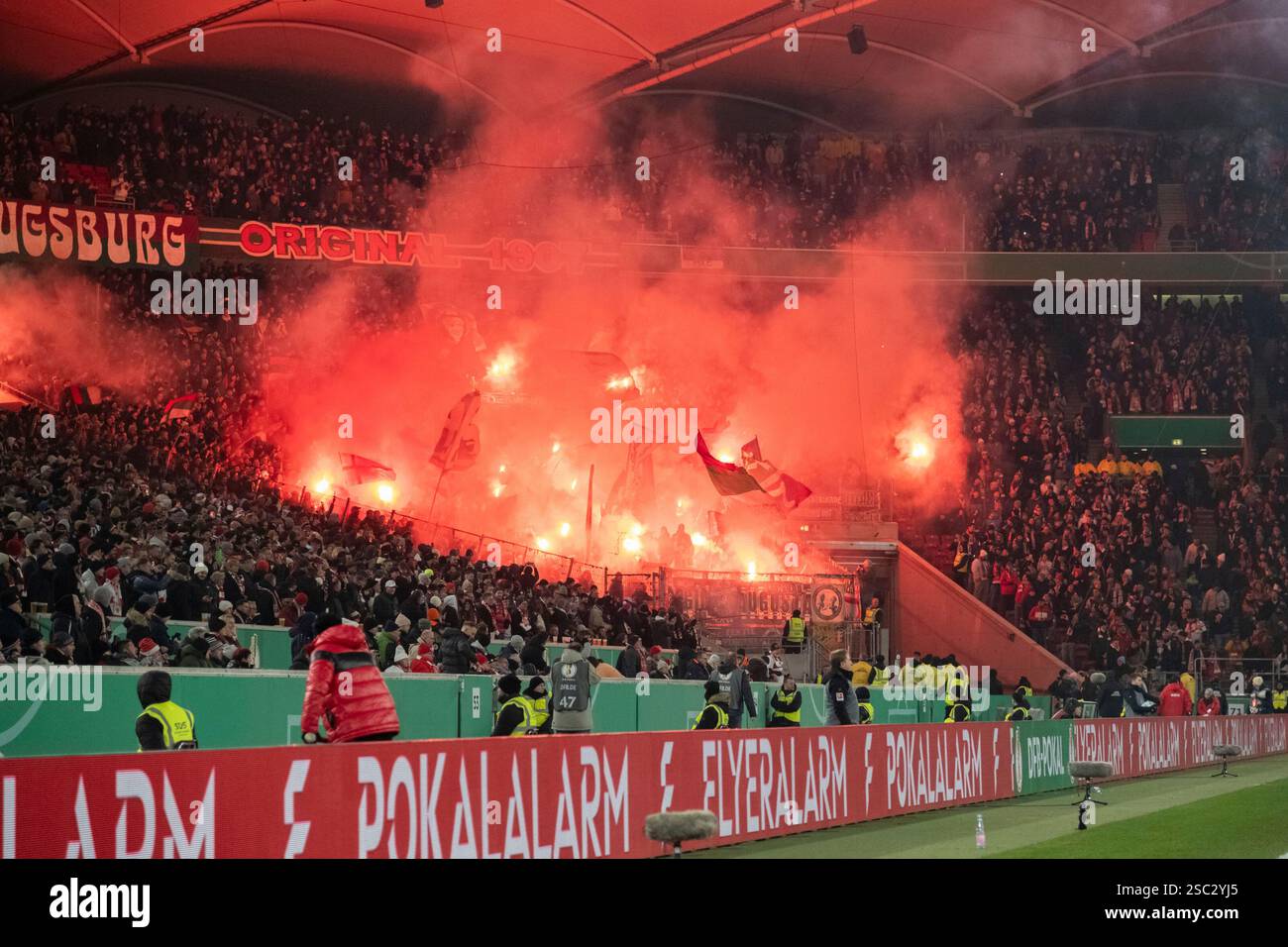 Stuttgart, Deutschland. 04th Feb, 2025. FC Augsburg Fans, Pyrotechnik ...