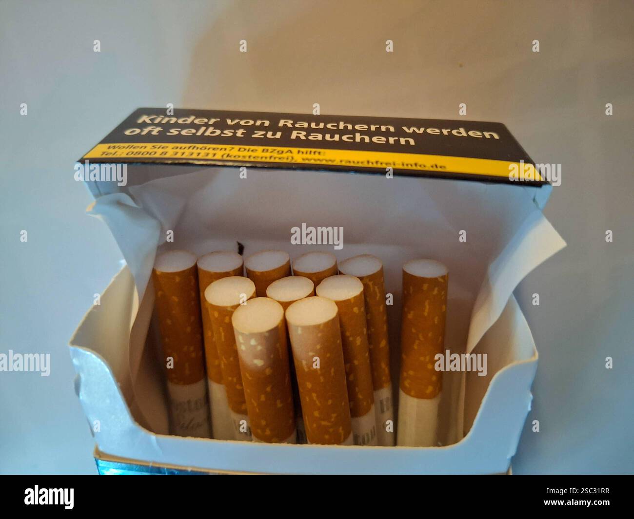 Stockbilder 01/2025 Zigaretten in einer Zigarettenpackung *** Stock ...