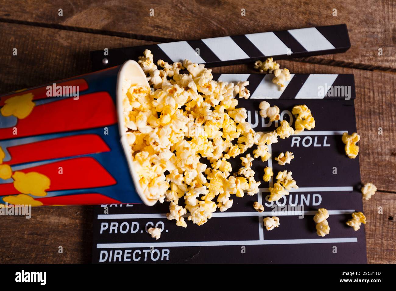 popcorn box with clapper board Stock Photo - Alamy