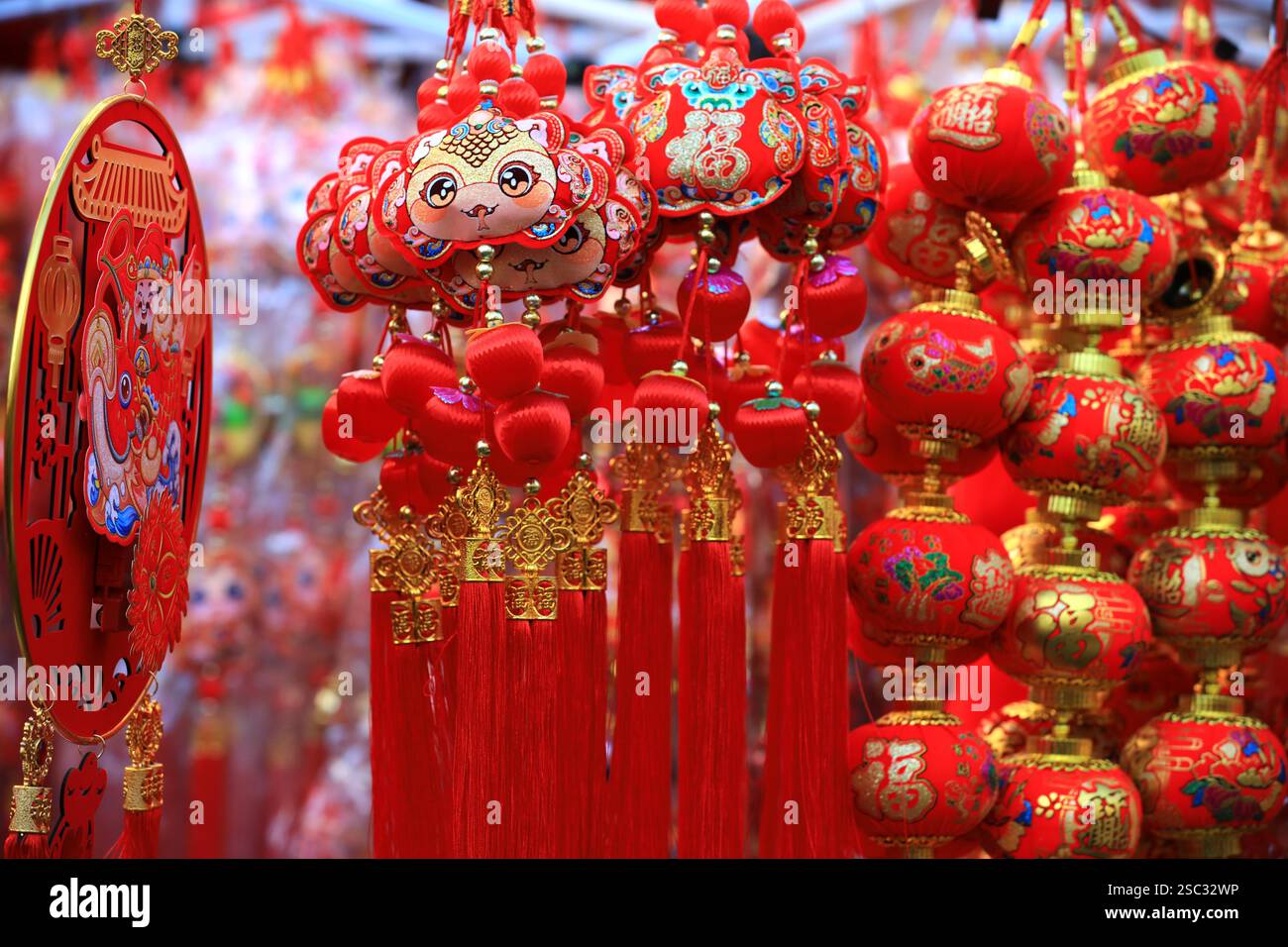 People select Spring Festival decorations at a market in Huai'an City ...