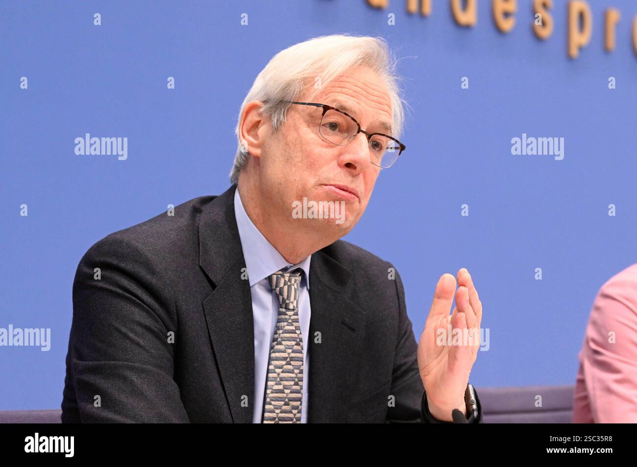 Thomas Heimer bei der Bundespressekonferenz zur Veröffentlichung des ...