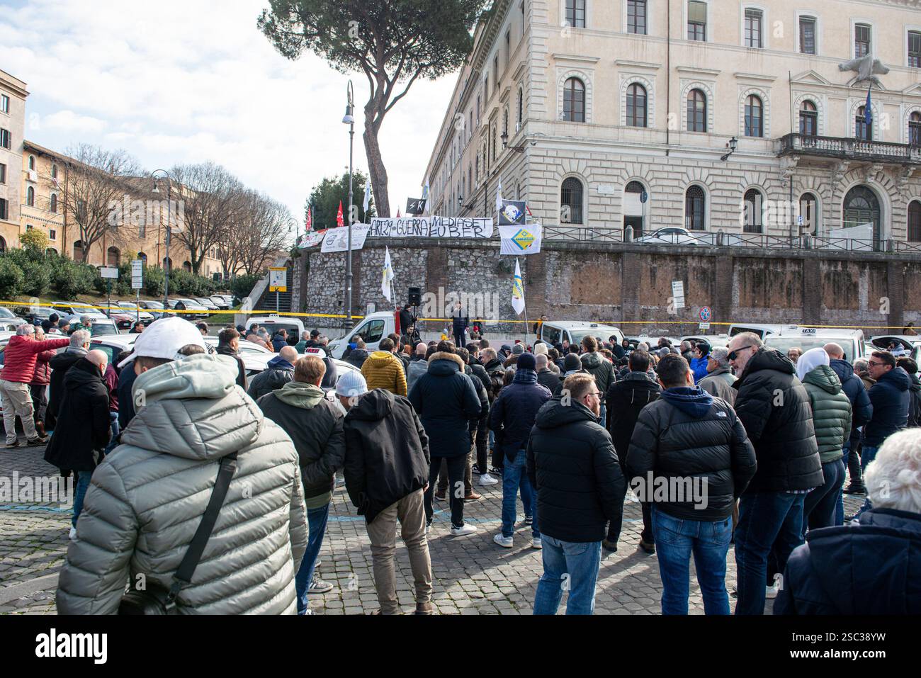 Sit-in dei tassisti a Bocca della Verità. Nella foto i tassisti ...