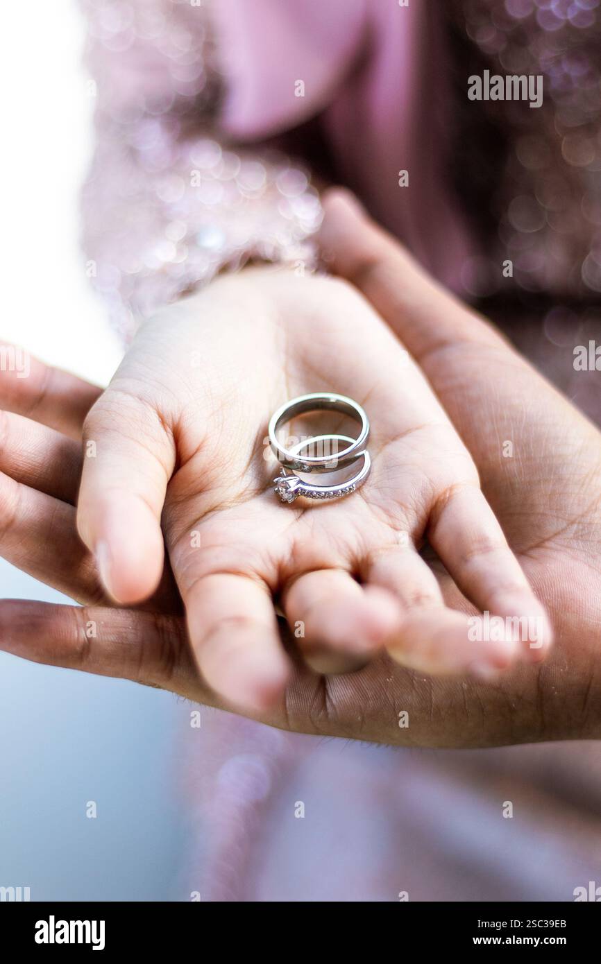Ring groom bride gold jewelry hi-res stock photography and images - Alamy