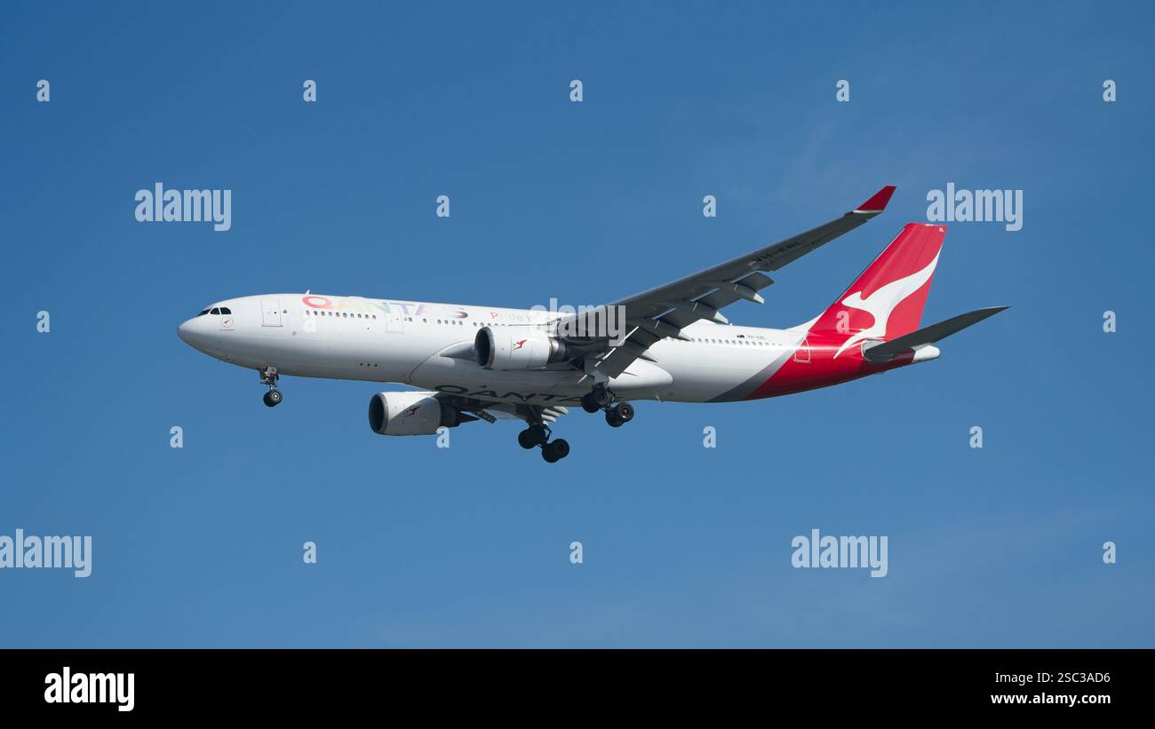 Aviation qantas airways aircraft hi-res stock photography and images ...