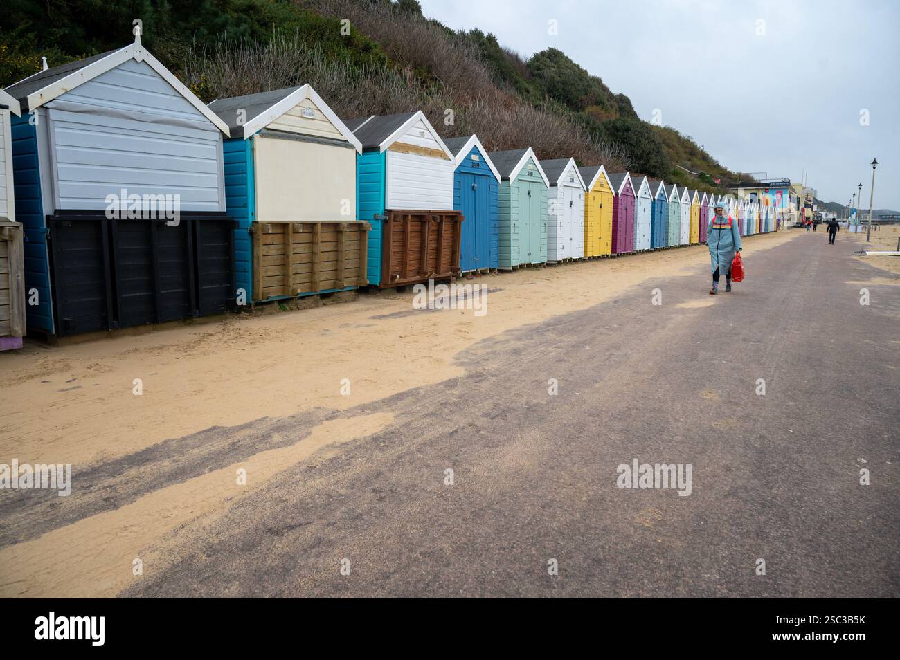 Beach huts alond Bournemouth front Stock Photo - Alamy