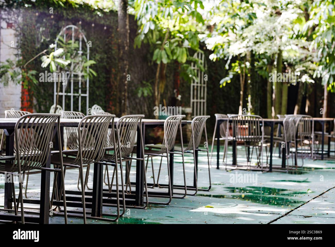 Minimalist apartment outdoor table chairs hi-res stock photography and ...