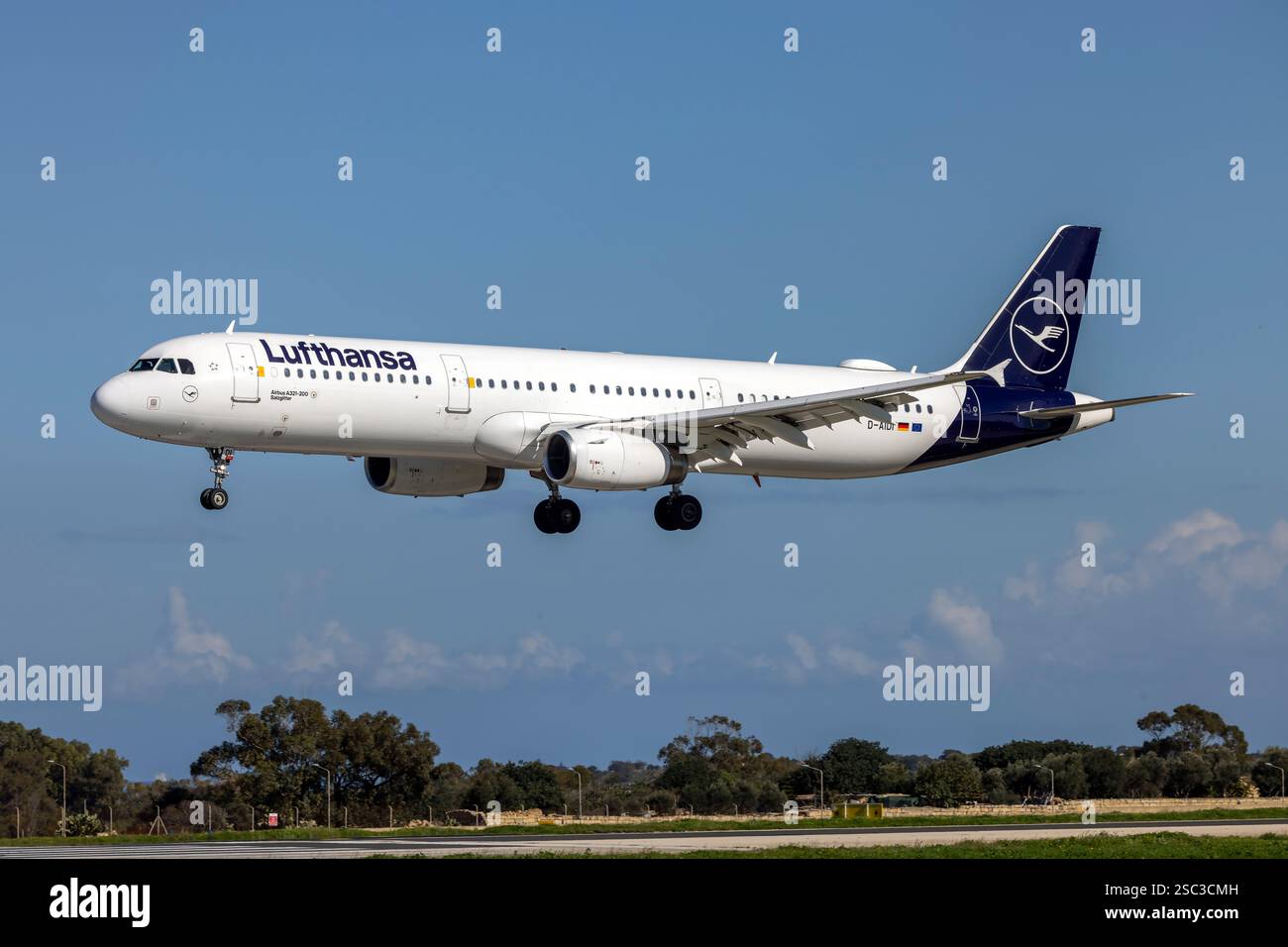 Lufthansa Airbus A321-231 (REG: D-AIDI) on finals runway 31 Stock Photo ...