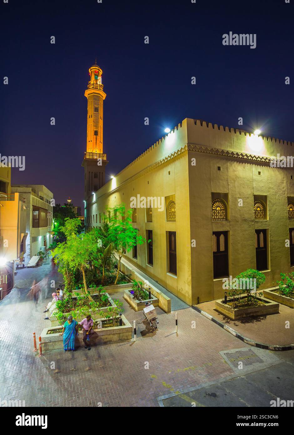 DUBAI, UAE - 8 NOVEMBER 2013: Old buildings and narrow streets in Deira ...