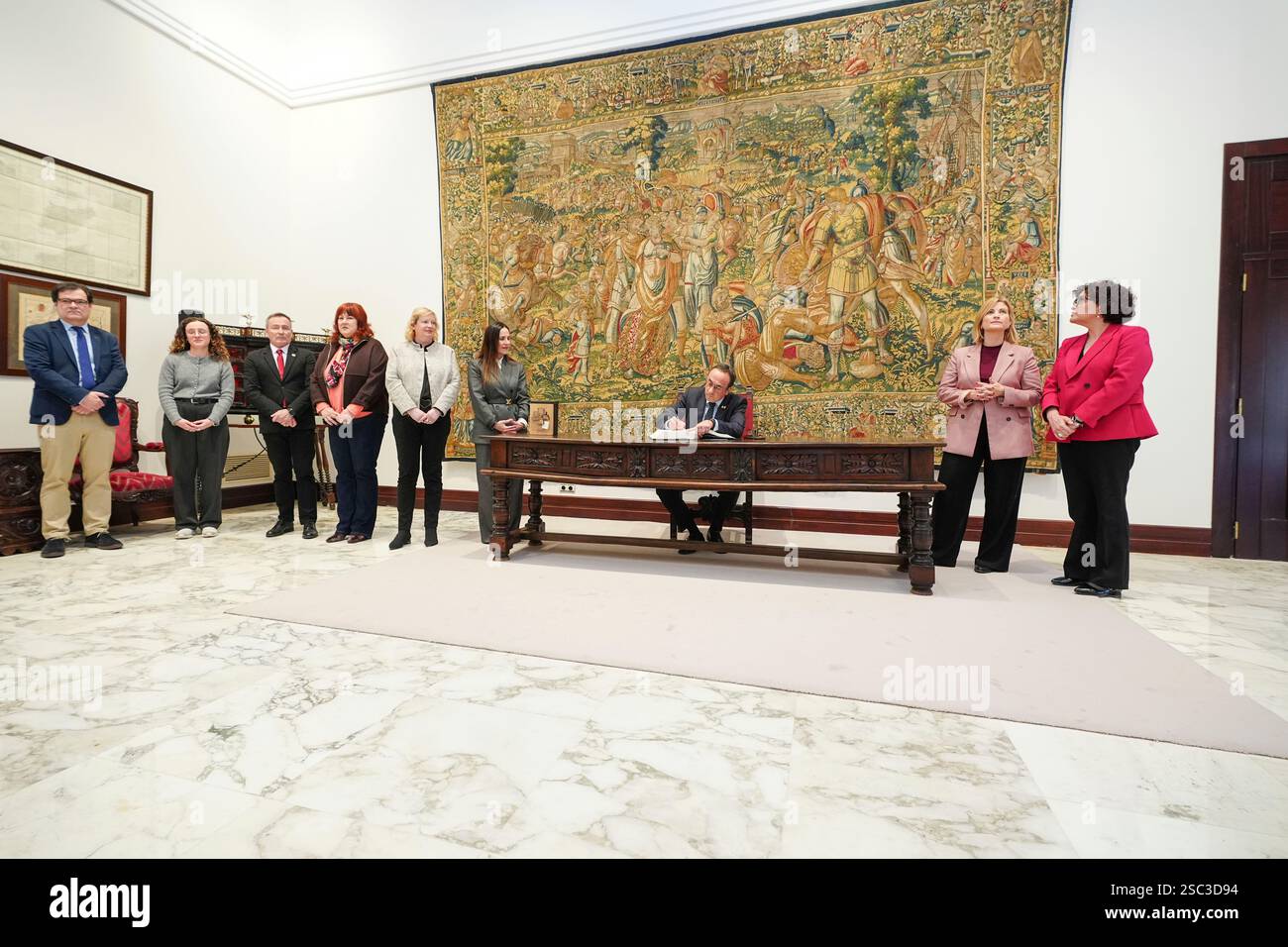 The president of the Basque Parliament, Bakartxo Tejeria (4r), receives ...