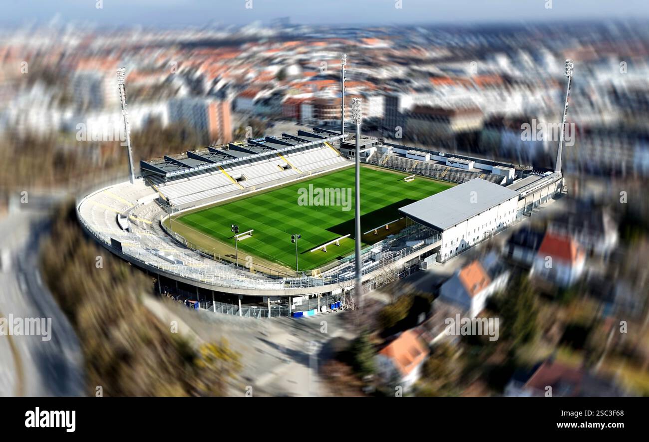 Im bild das stadion mit der skyline von giesing hi-res stock ...