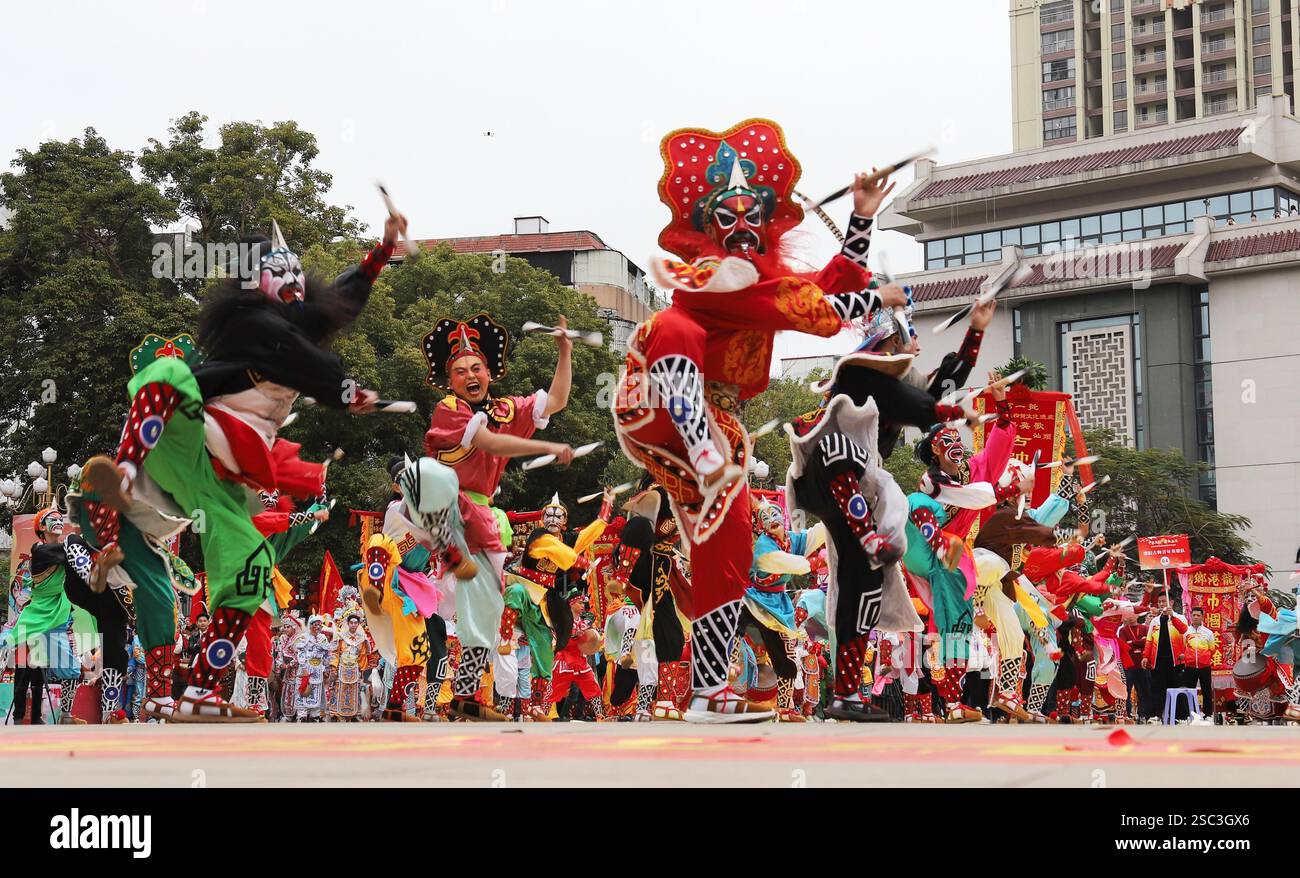 (250205) -- SHANTOU, Feb. 5, 2025 (Xinhua) -- A Yingge dance team ...