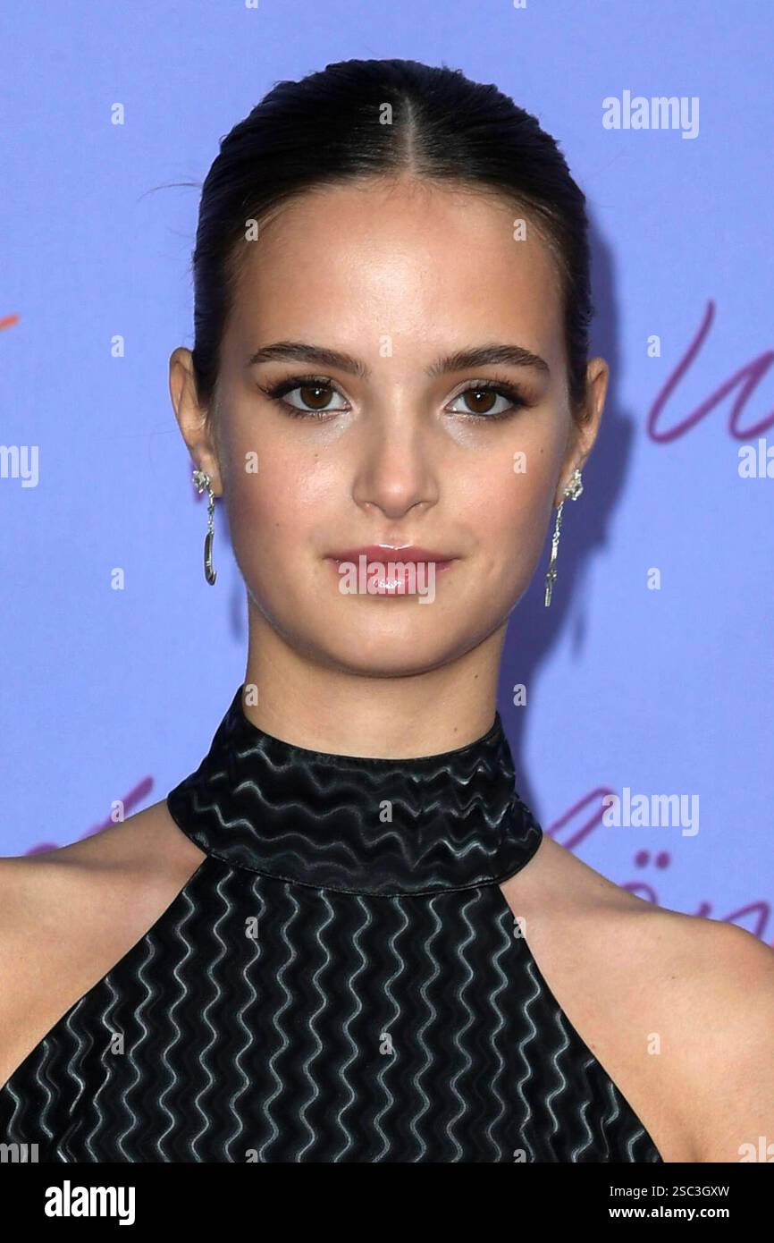 Emilia Packard zu Gast auf dem roten Teppich bei der Kino Film Premiere ...