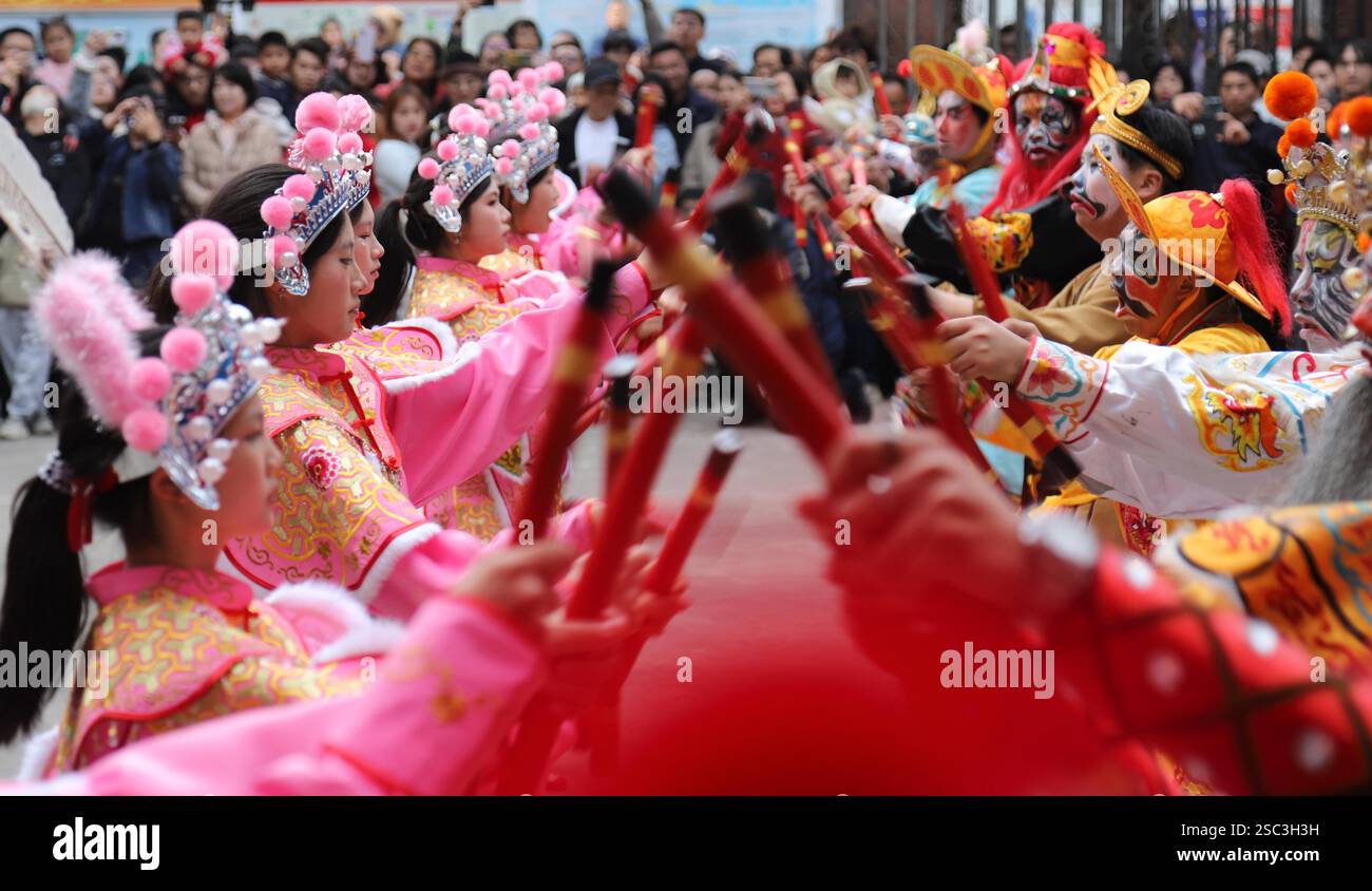 (250205) -- SHANTOU, Feb. 5, 2025 (Xinhua) -- A Yingge dance team ...