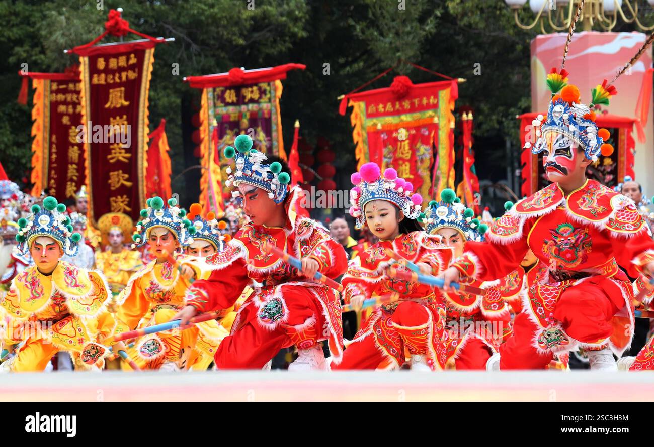(250205) -- SHANTOU, Feb. 5, 2025 (Xinhua) -- A Yingge dance team of ...