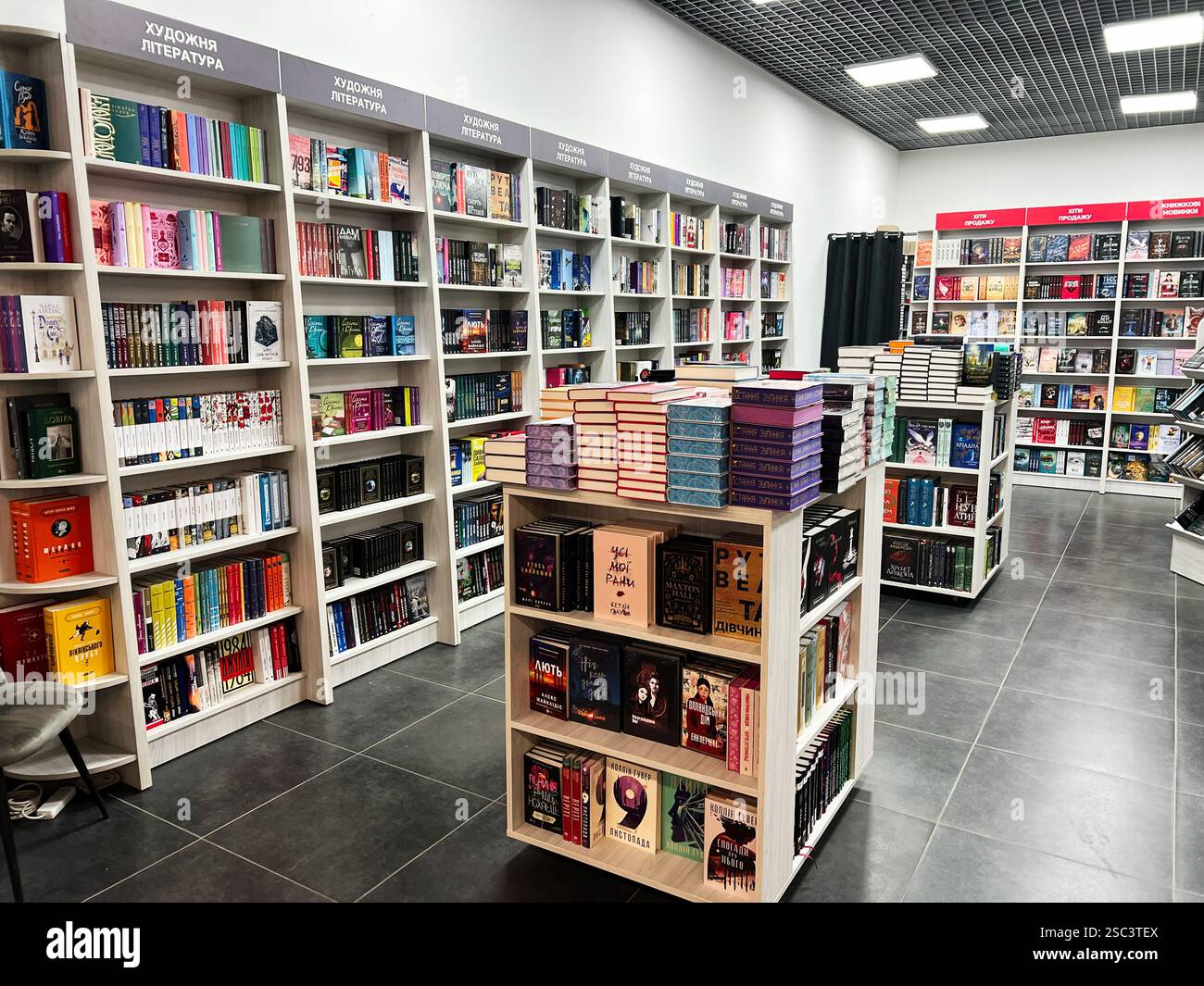 Book displays on tables hi-res stock photography and images - Alamy
