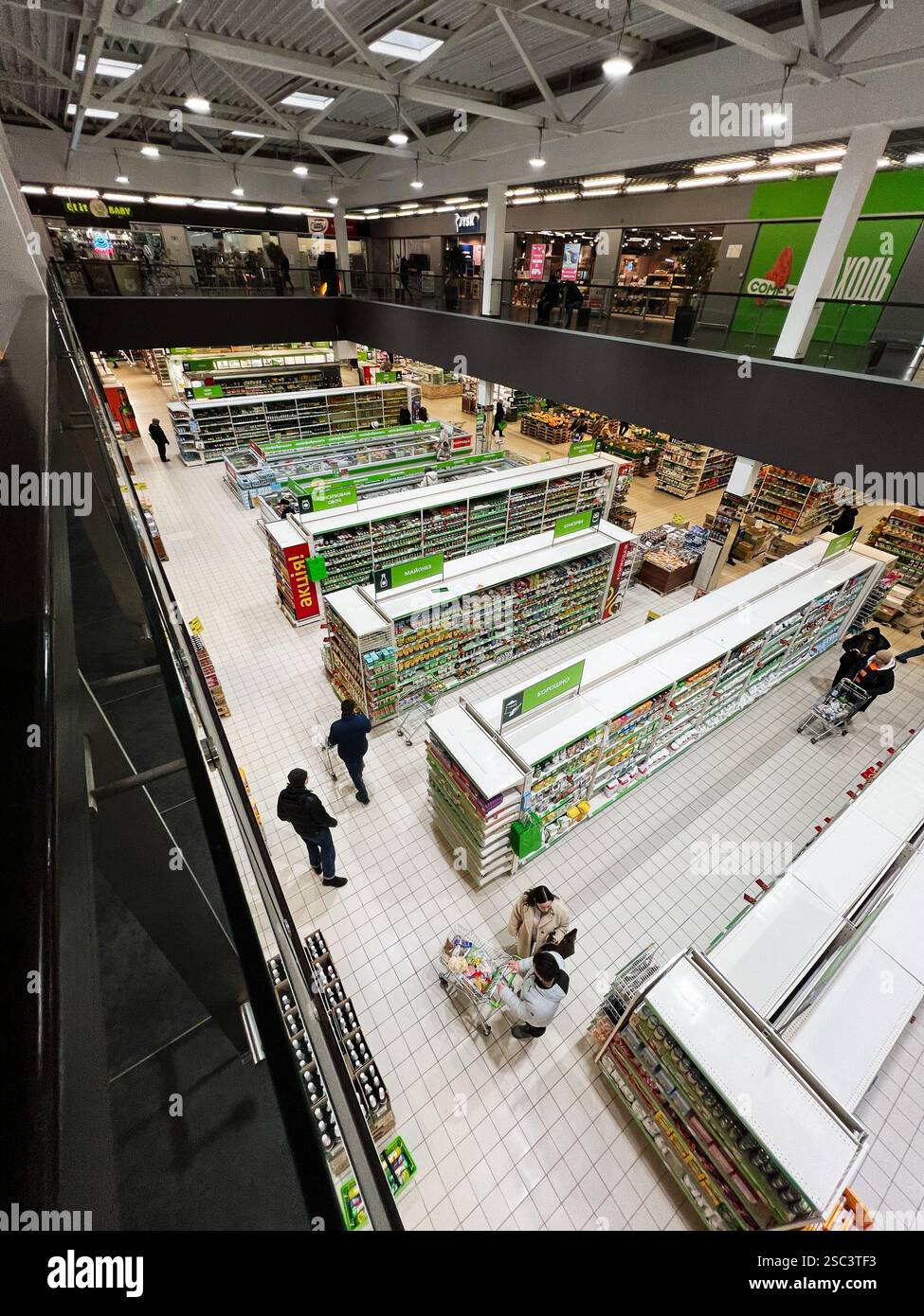Overhead view of supermarket aisles hi-res stock photography and images ...