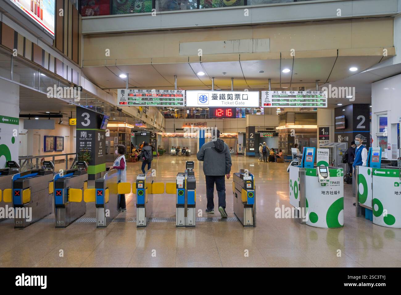 Eingang zu den Regionalzügen Taiwan Railway Administration TRA ...