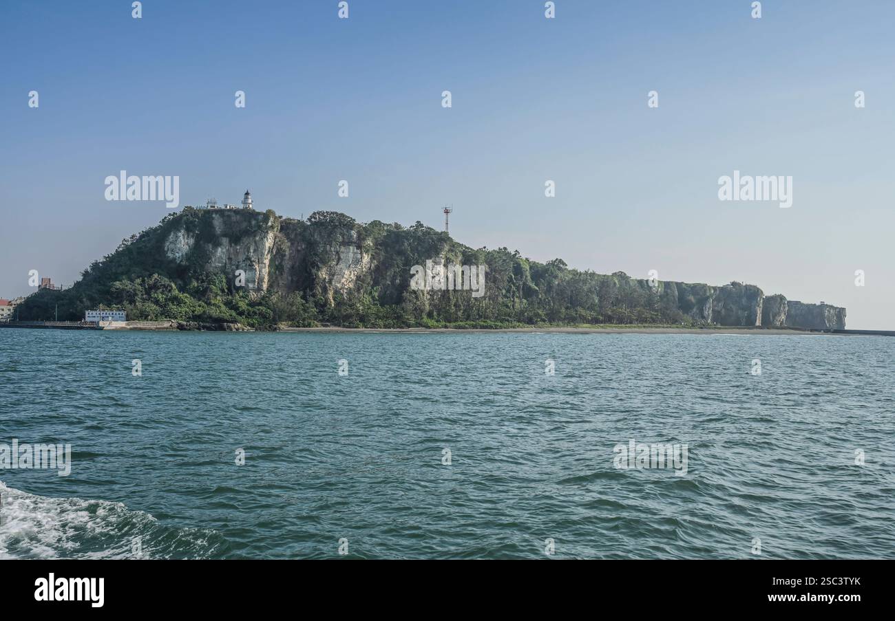 Cihou Berg mit Leuchtturm, Cijin Insel, Kaohsiung, Taiwan *** Cihou ...