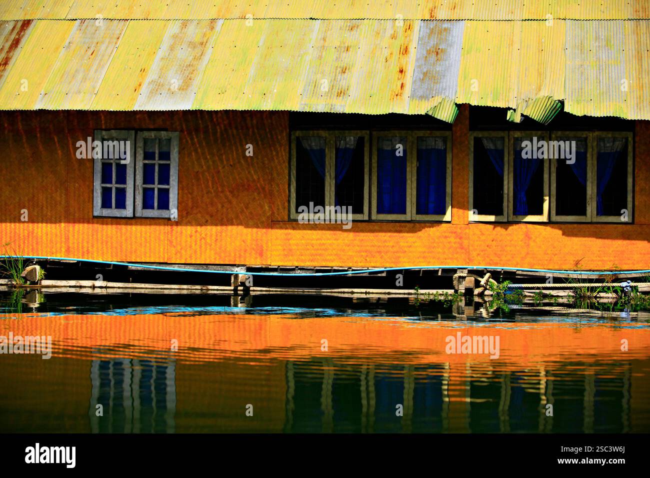 Scenery view of Mae Ngat Somboon Chon Dam a beautiful tourist ...