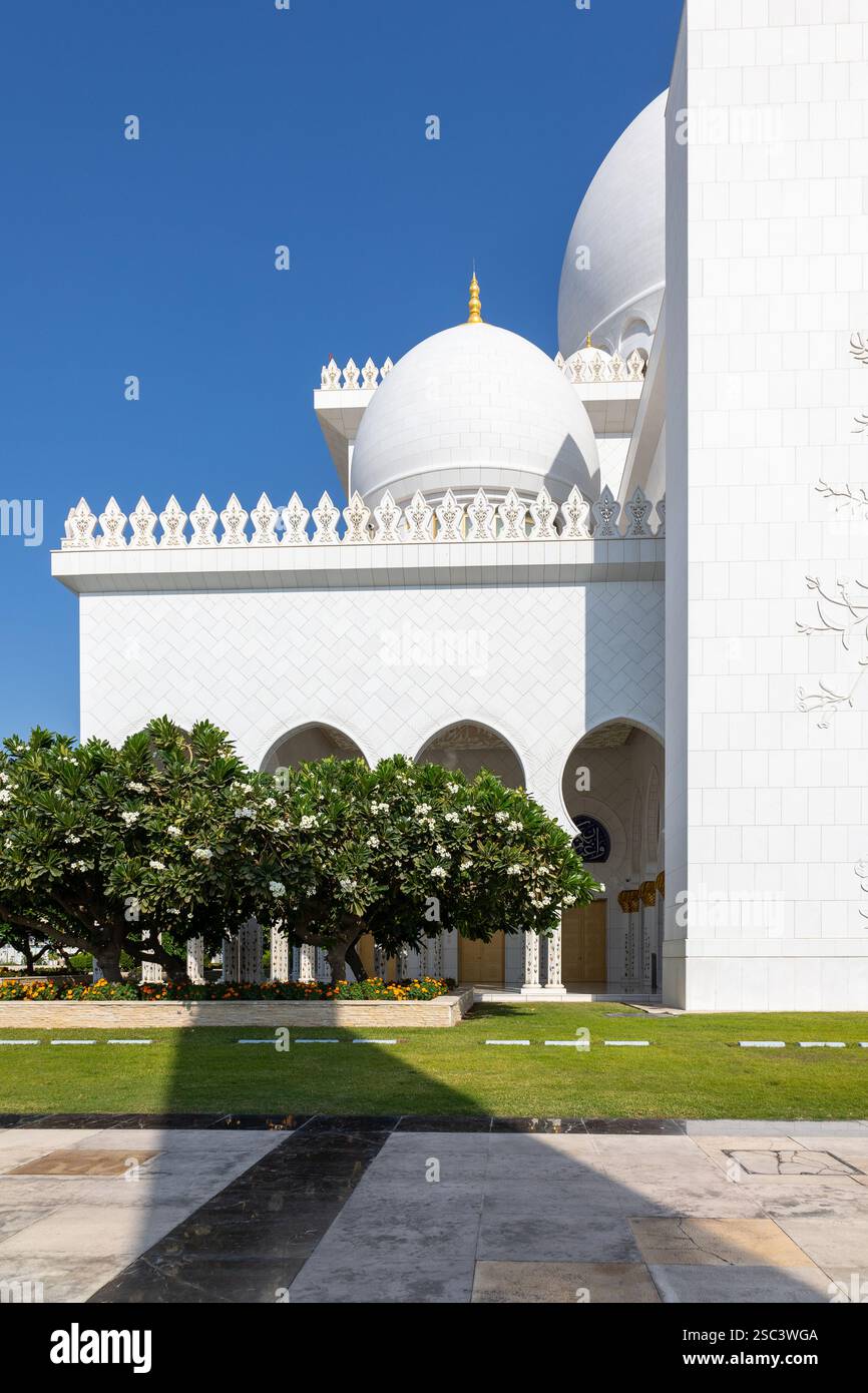 View of Sheikh Zayed Grand Mosque in Abu Dhabi with blooming green ...