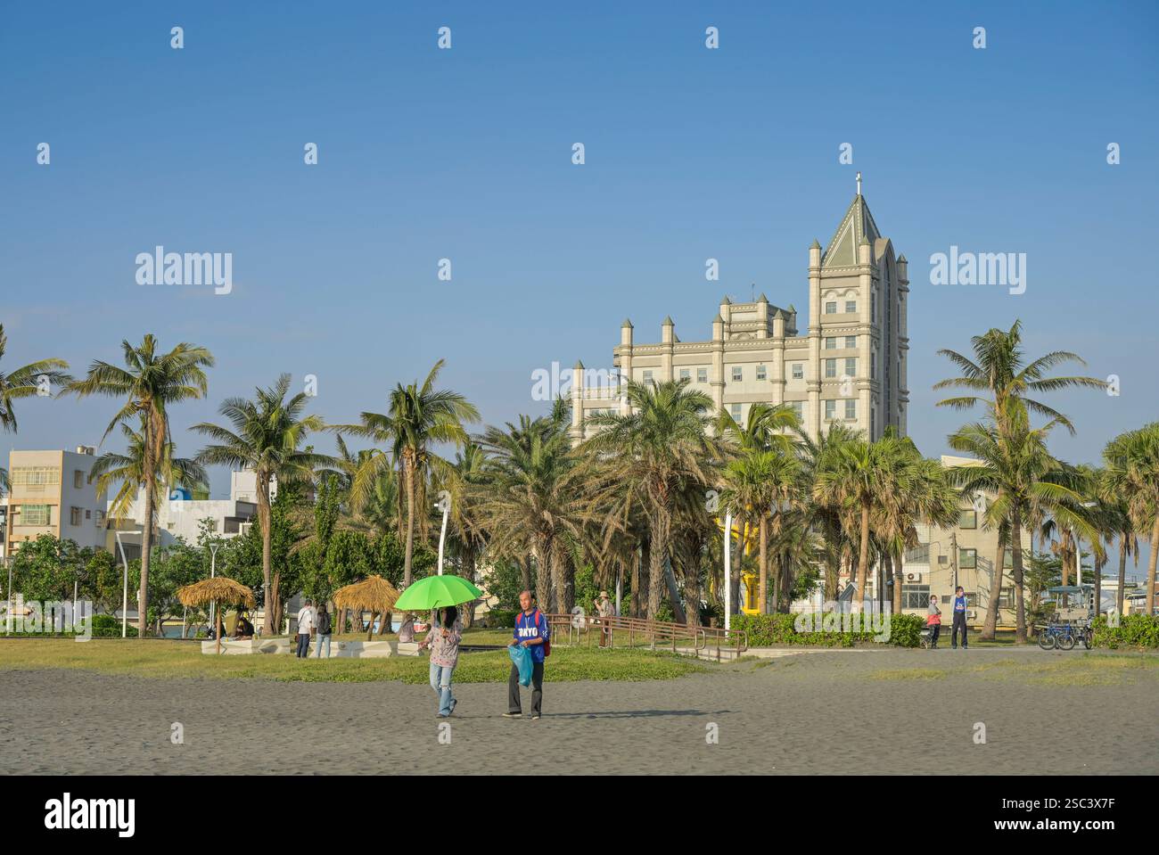 Sandstrand, Cijin Beach, hinten die Cihou Presbyterian Church, Cijin ...