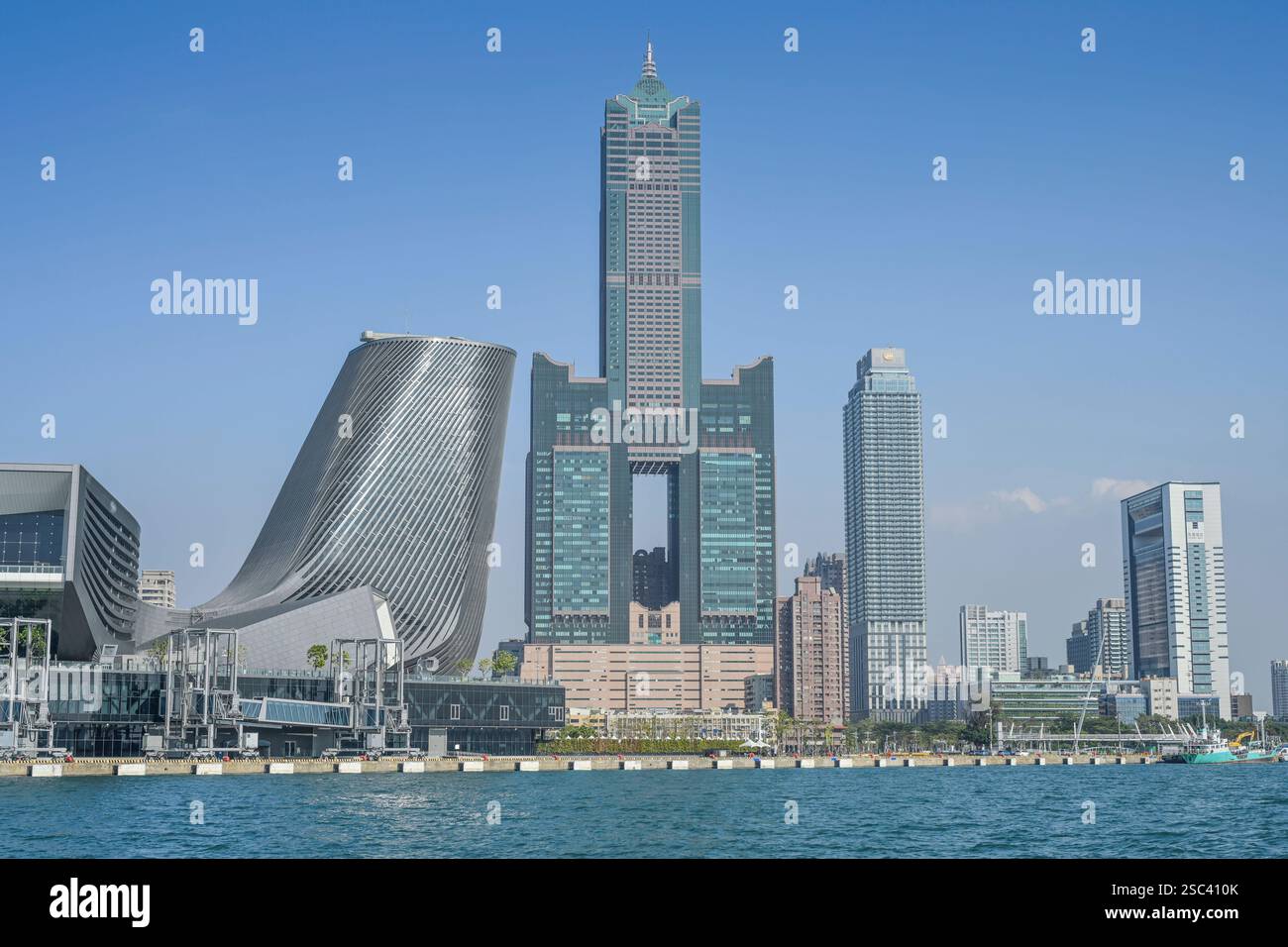 Skyline am Hafen, Hochhaus Tuntex Sky Tower Mitte, Kaohsiung Port ...