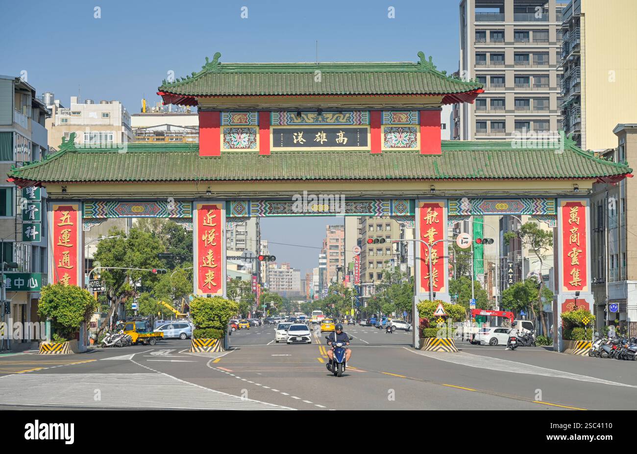 Paifang gate, Qixian 3rd Road, Hafengelände, Kaohsiung, Taiwan ...